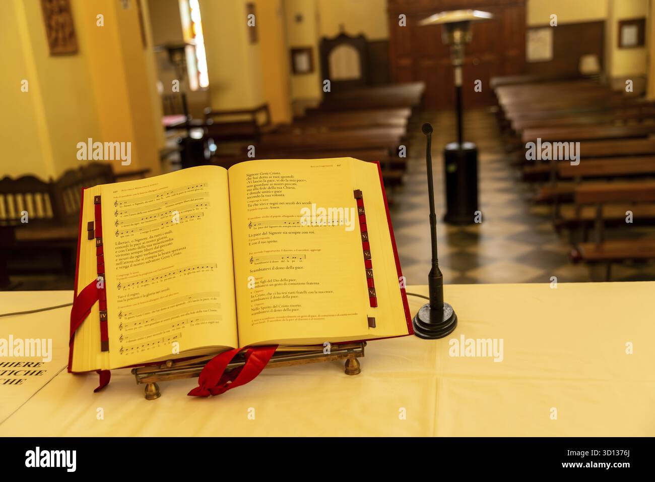 Bench book 03 hi-res stock photography and images - Alamy