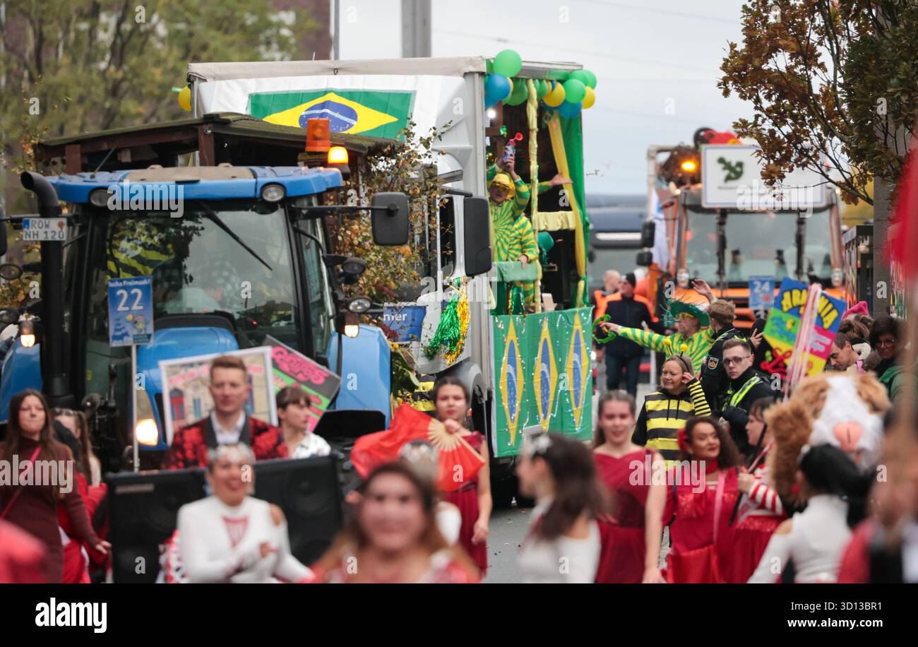 25 October 2025, Bremen: Foot groups and floats parade through Bremen's ...