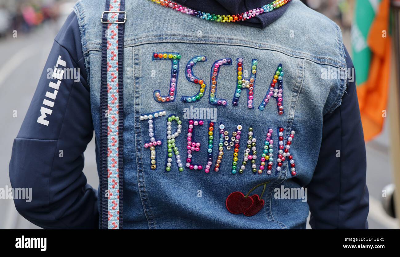 25 October 2025, Bremen: A woman wears a jacket with the inscription ...