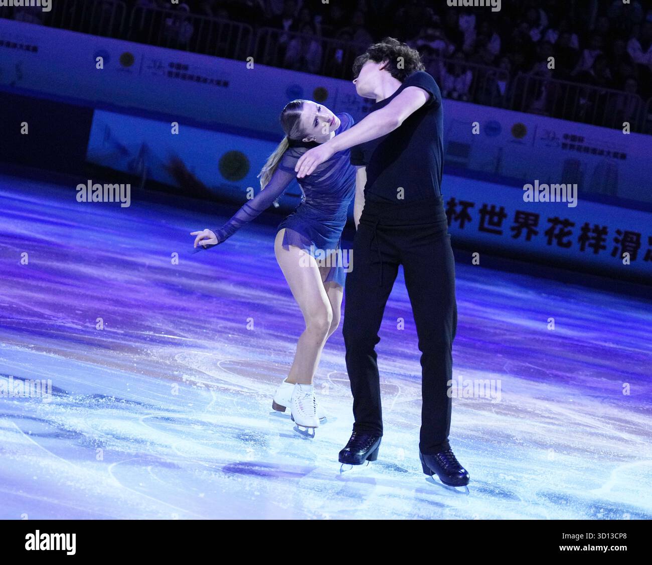 Emilea ZINGAS and Vadym KOLESNIK of United States perform during ...