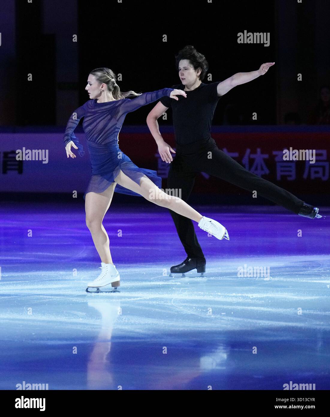 Emilea ZINGAS and Vadym KOLESNIK of United States perform during ...