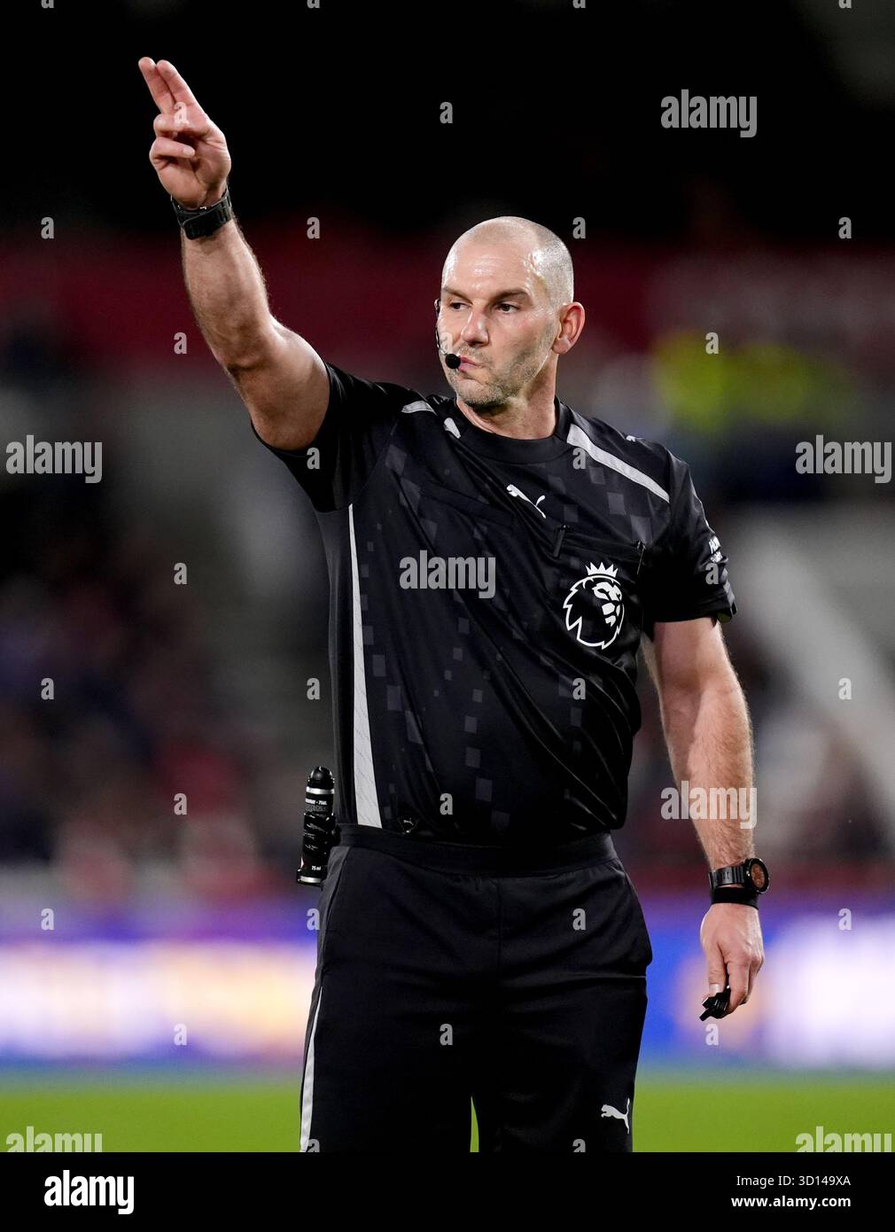 Referee Tim Robinson during the Premier League match at the Gtech ...