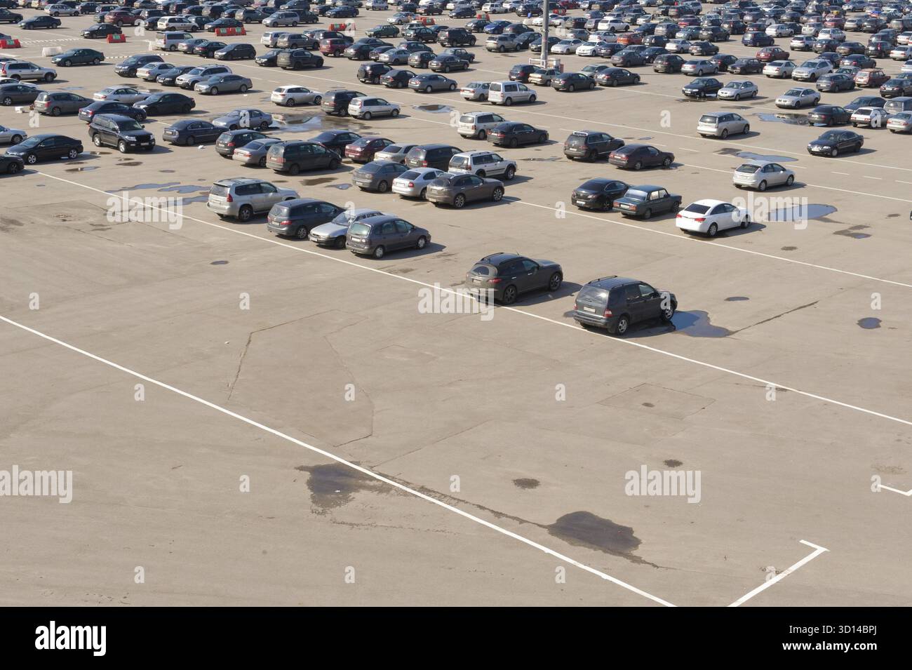 Large car parking at shopping center in city Stock Photo - Alamy