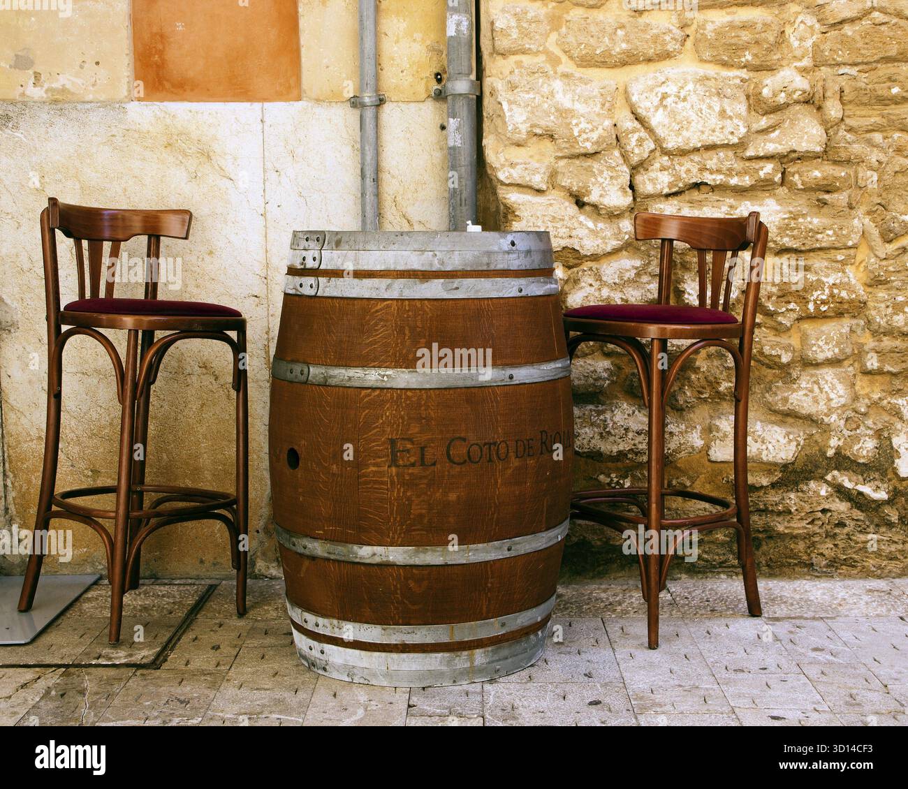Mediterranean outdoor tavern Stock Photo - Alamy