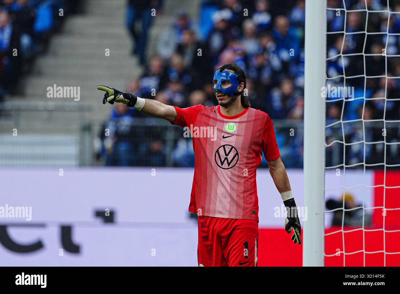 Kamil Grabara (VfL Wolfsburg, #01) GER, Hamburger SV vs. VfL Wolfsburg ...