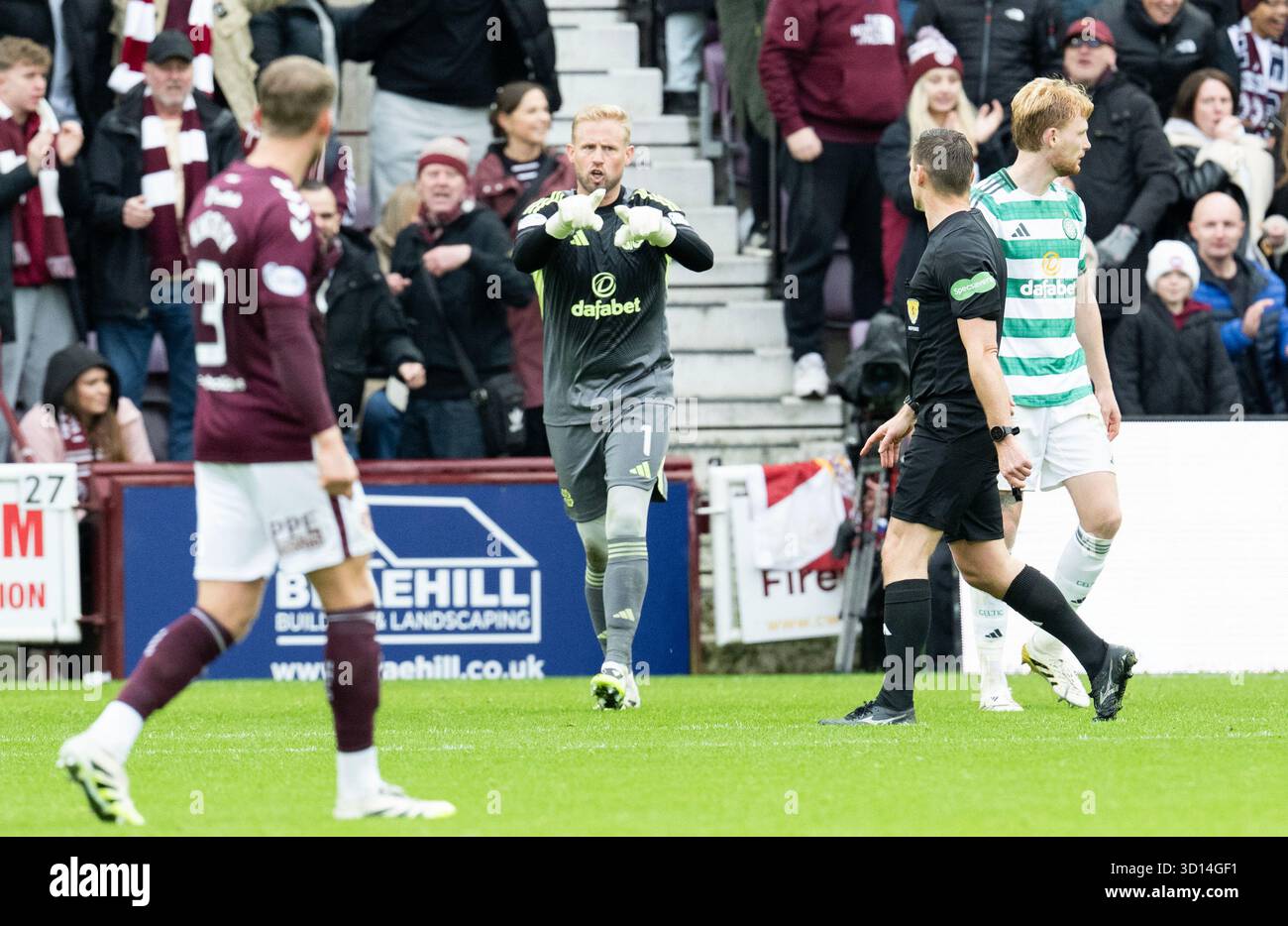 EDINBURGH, SCOTLAND - OCTOBER 26: Celtic's Kasper Schmeichel ...