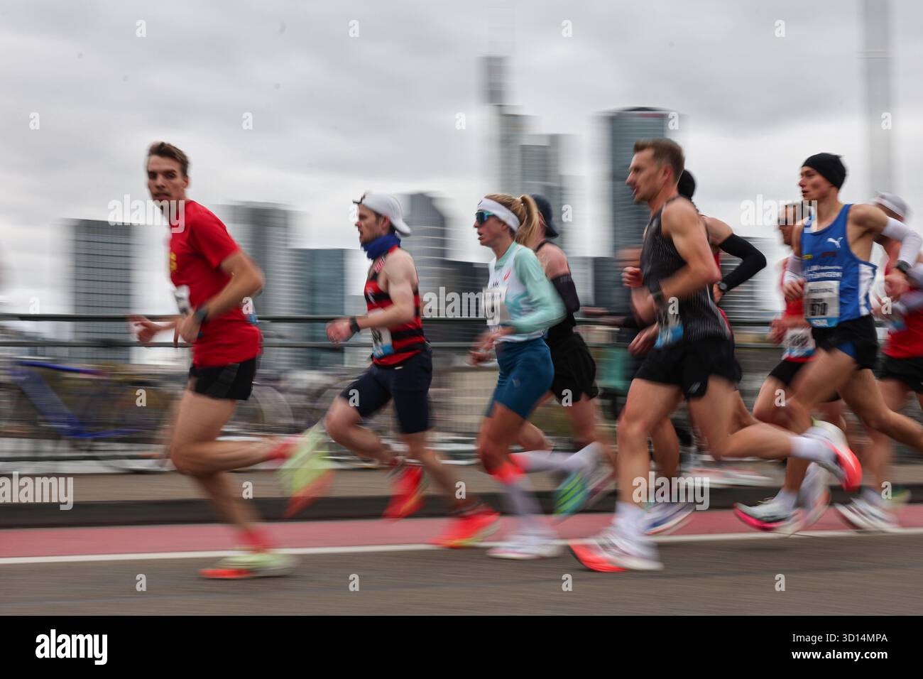 dpatop - 26 October 2025, Hesse, Frankfurt/Main: Athletics, marathon ...