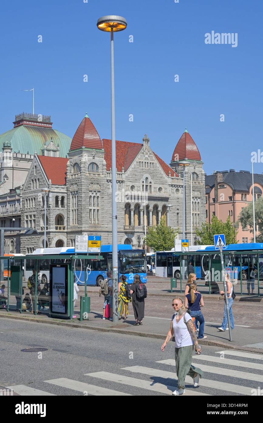 Busse, Bahnhofsplatz Rautatientori, hinten das Finnische ...