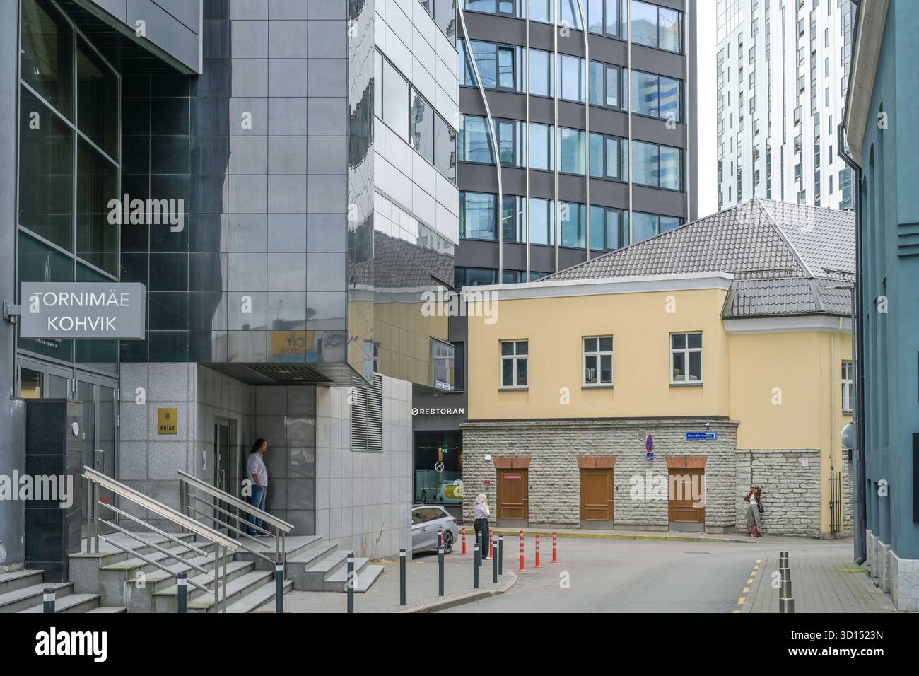 Moderne Bürogebäude, Hochhäuser, kleiner Altbau, Geschäftsviertel ...
