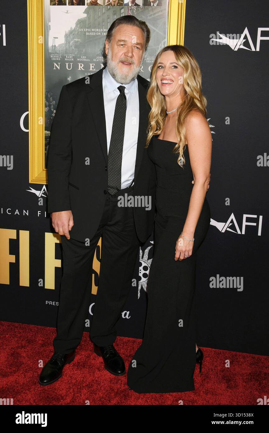 Russell Crowe mit Partnerin Britney Theriot bei der Premiere des ...