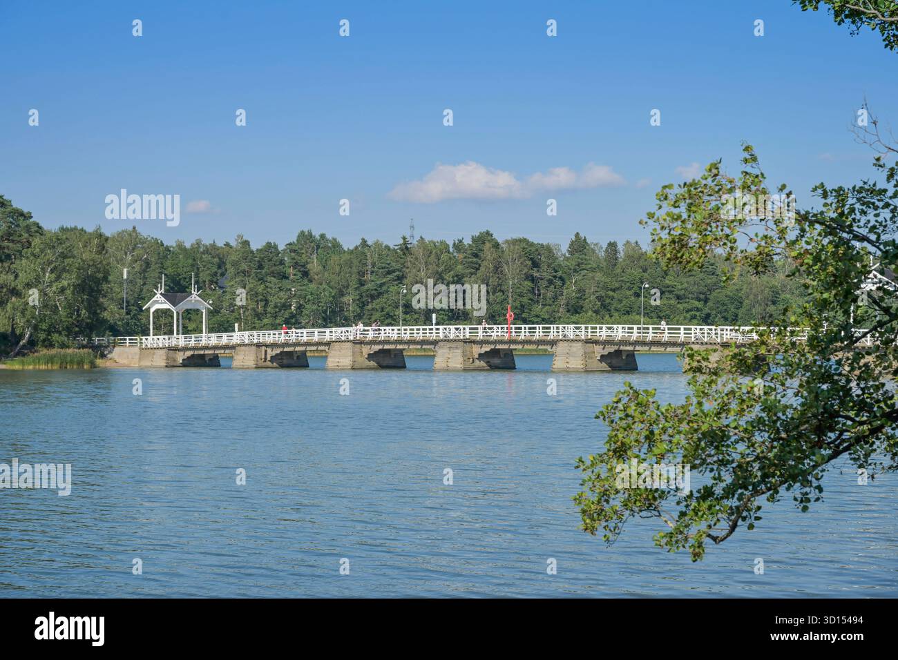 Holzbrücke, Insel Seurasaari, Helsinki, Finnland *** Wooden bridge, Seurasaari Island, Helsinki ...