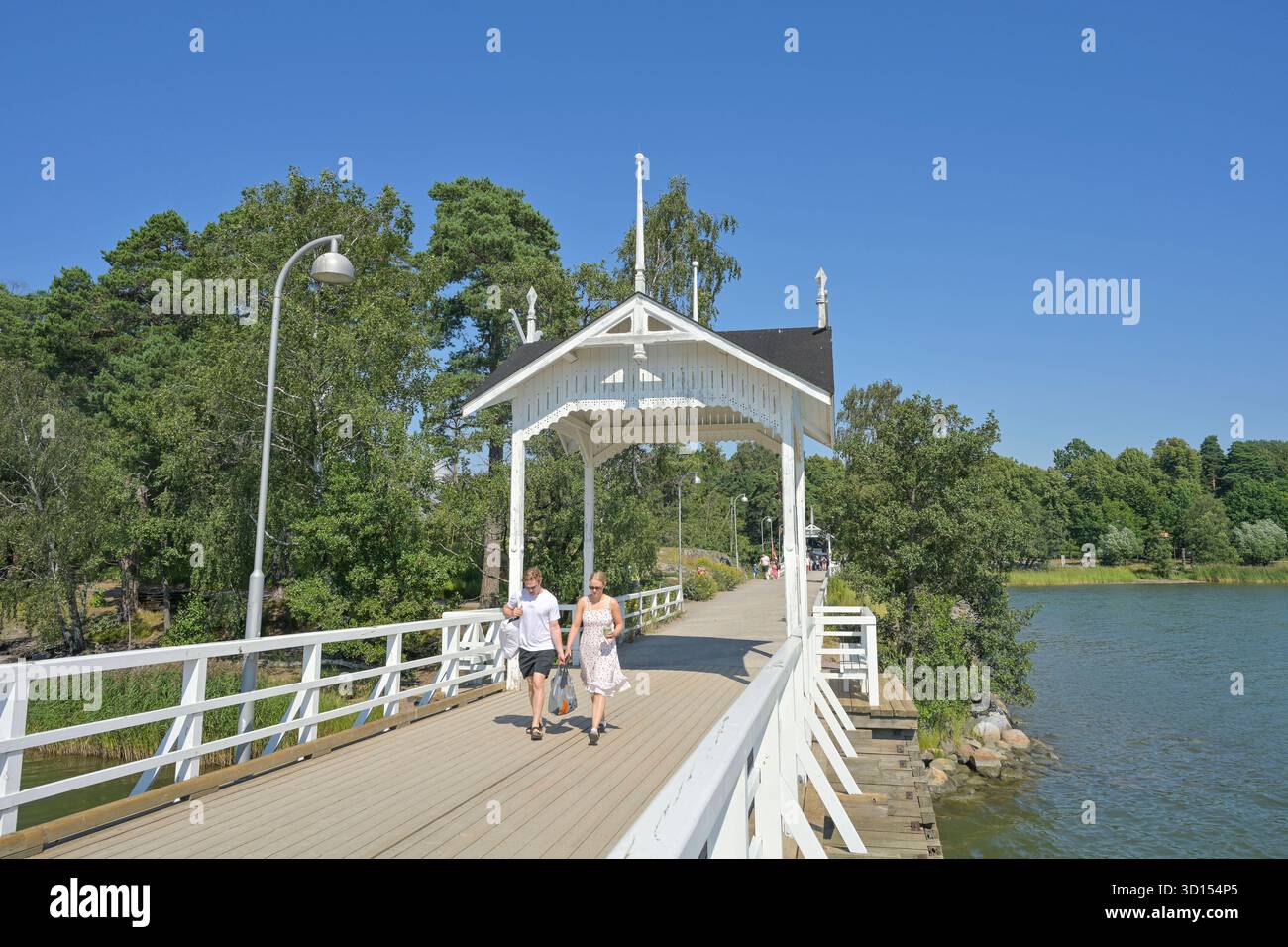 Holzbrücke, Insel Seurasaari, Helsinki, Finnland *** Wooden bridge, Seurasaari Island, Helsinki ...