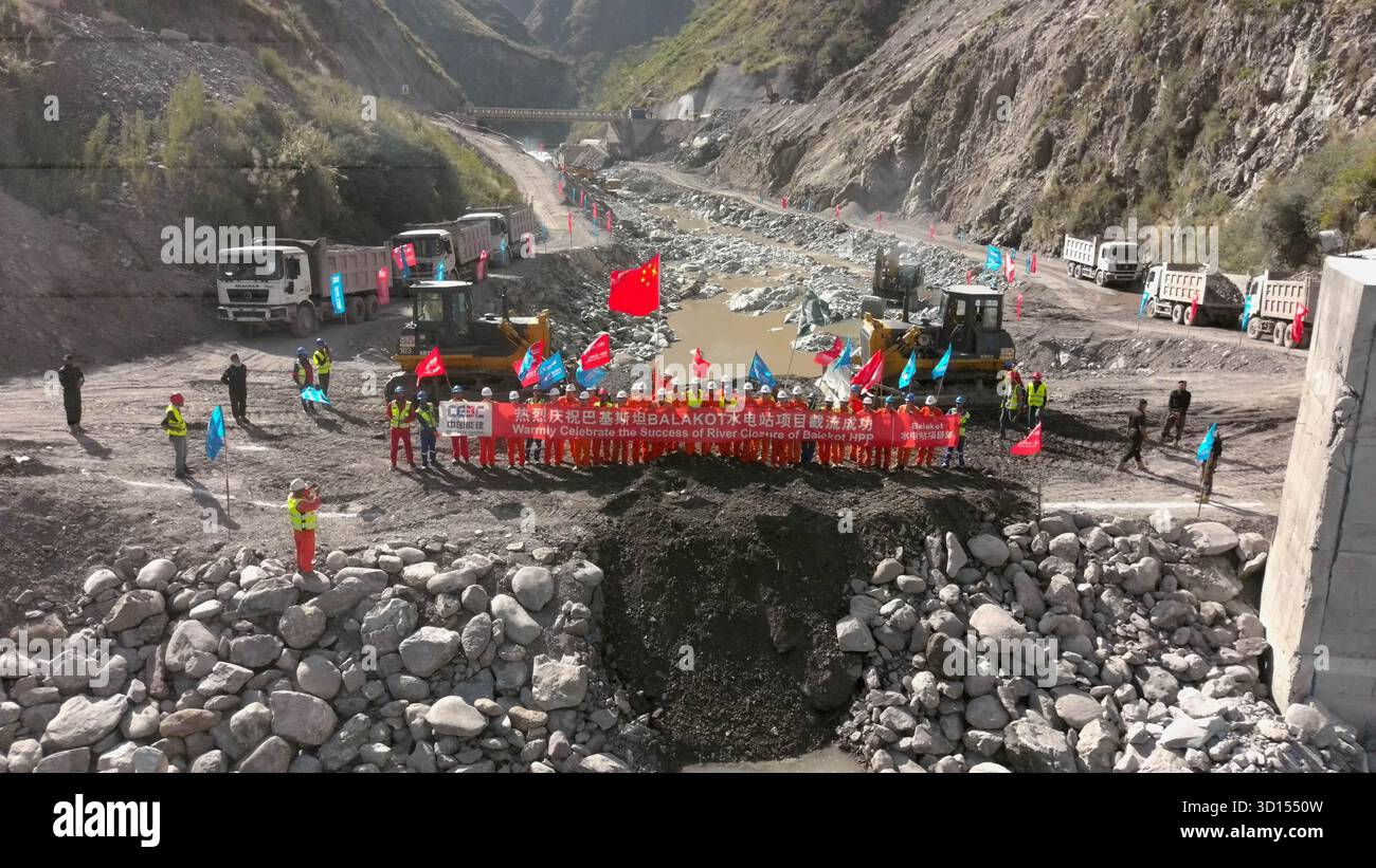 (251026) -- BALAKOT, Oct. 26, 2025 (Xinhua) -- Workers celebrate at a ...
