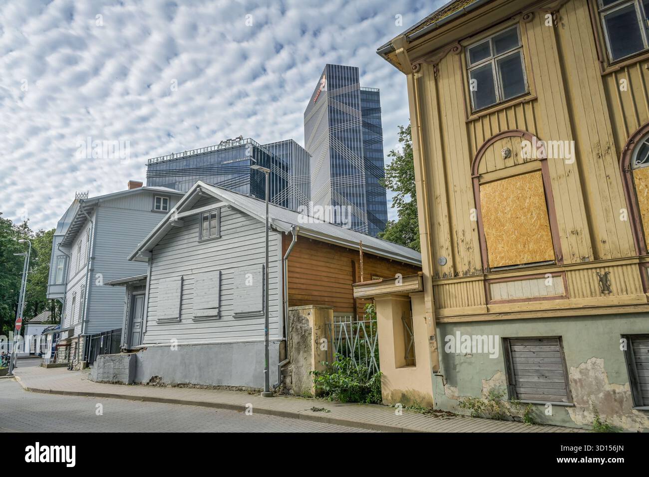 Moderne Bürogebäude, Hochhäuser, kleiner Altbau, Holzhaus ...