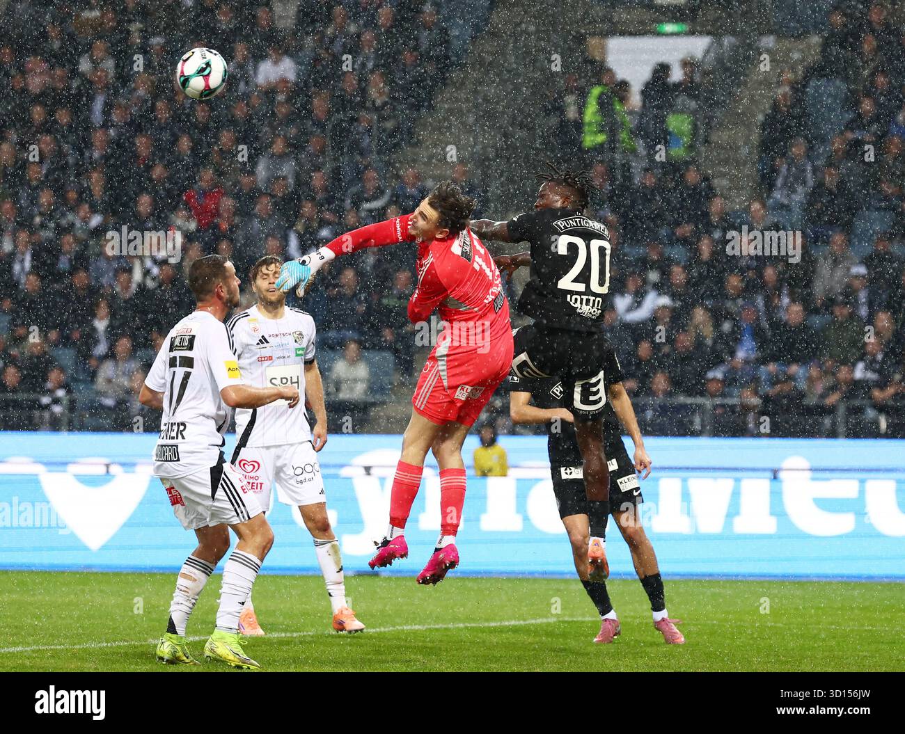 ABD0187 20251026 - GRAZ - ÖSTERREICH: von links Rene Renner (Wolfsberg), Nikolas Polster ...