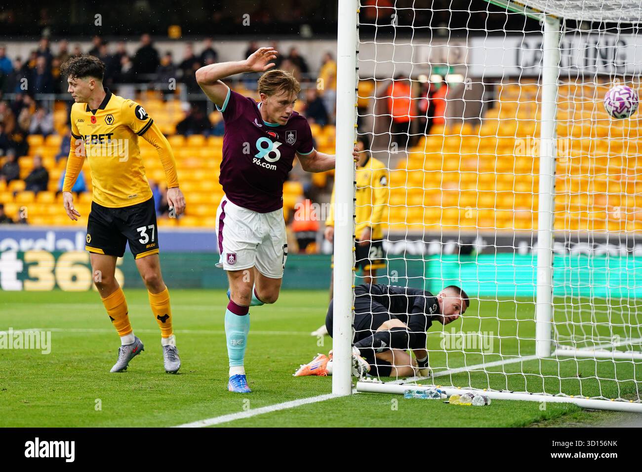 Burnley's Zian Flemming (centre) scores their side's second goal of the ...