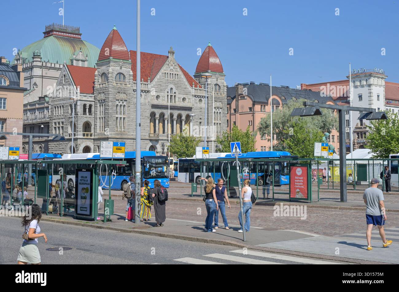 Busse, Bahnhofsplatz Rautatientori, hinten das Finnische ...