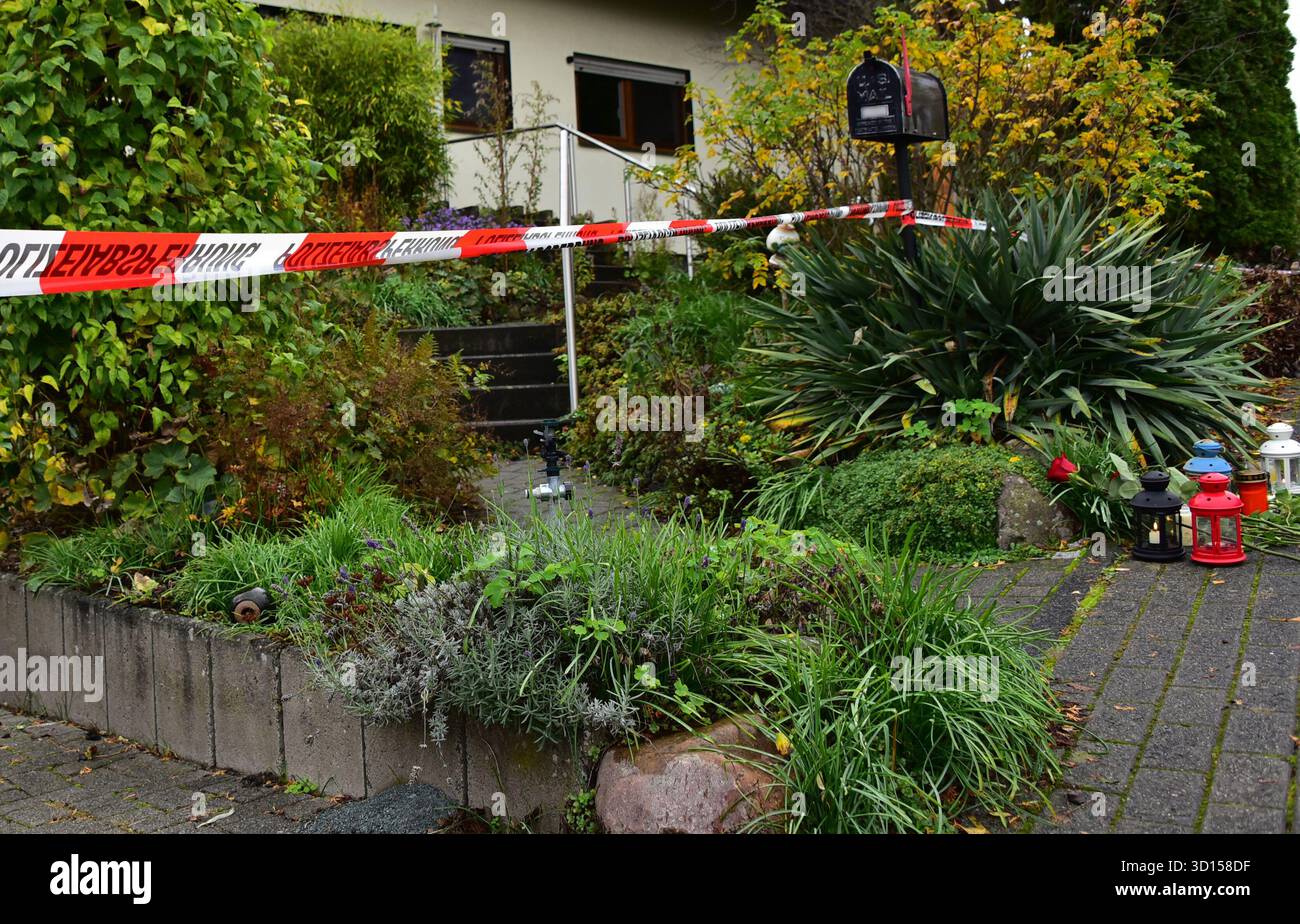 25 October 2025, Hesse, Solms: Flowers and candles were laid in front ...