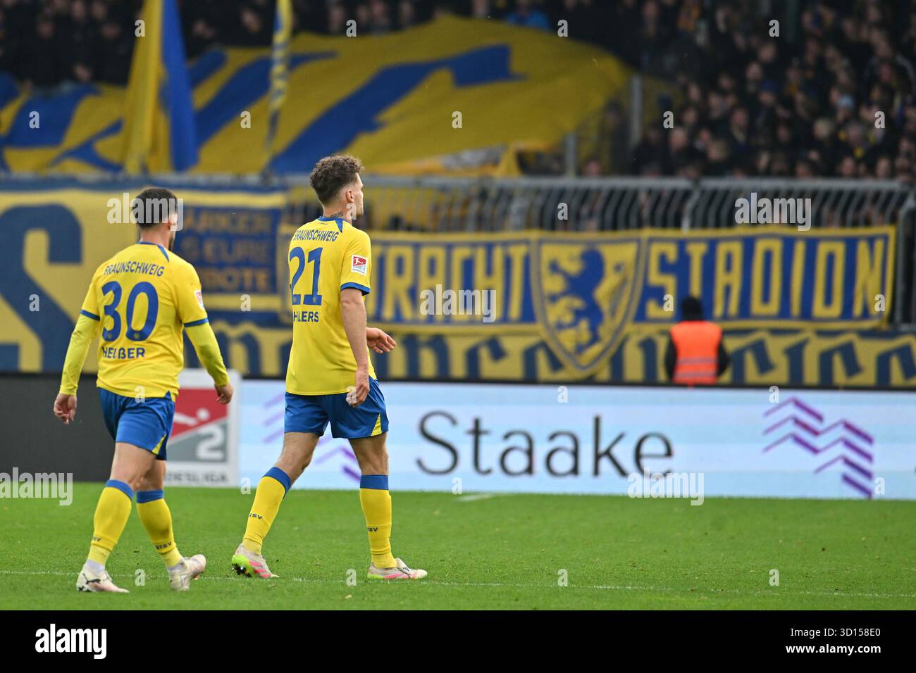 26 October 2025, Lower Saxony, Brunswick: Soccer, Bundesliga 2 ...