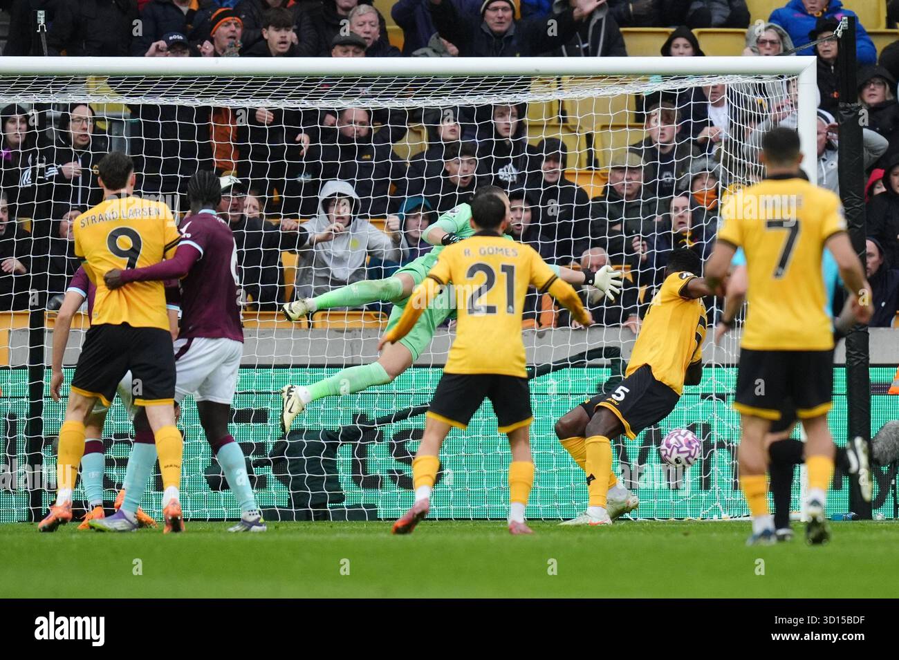 Wolverhampton Wanderers' Marshall Munetsi (third from right) scores ...
