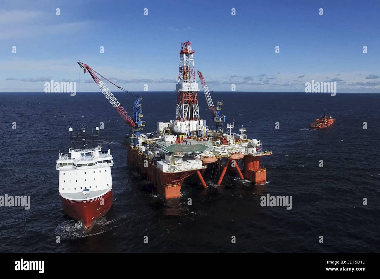 Platform on extraction oil hi-res stock photography and images - Alamy
