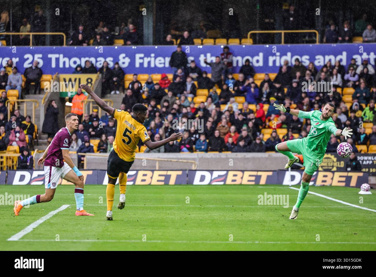 Marshall Munetsi of Wolverhampton Wanderers scores to make it 2-2 ...