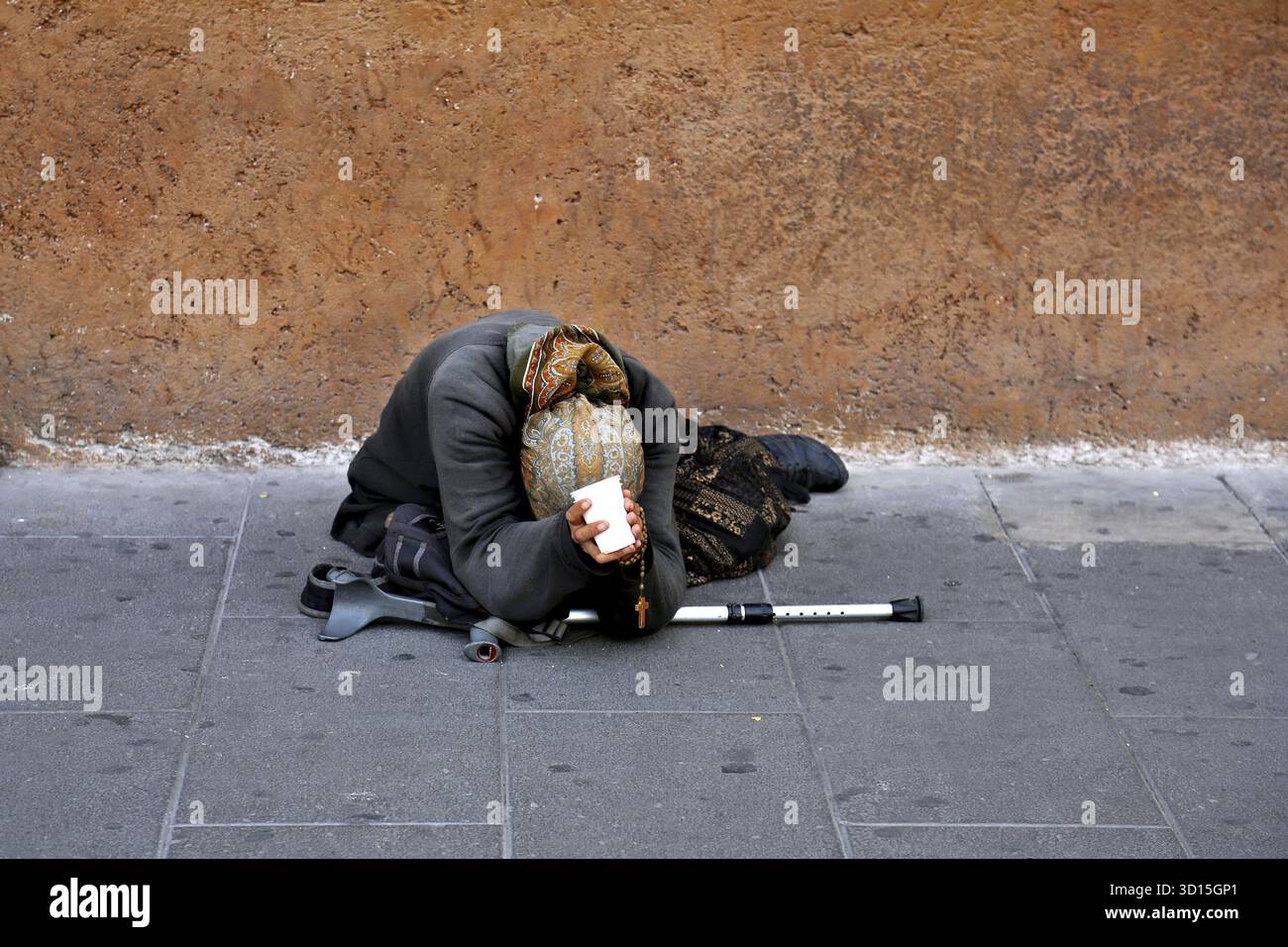 Refugee women begging on the big city street Stock Photo - Alamy
