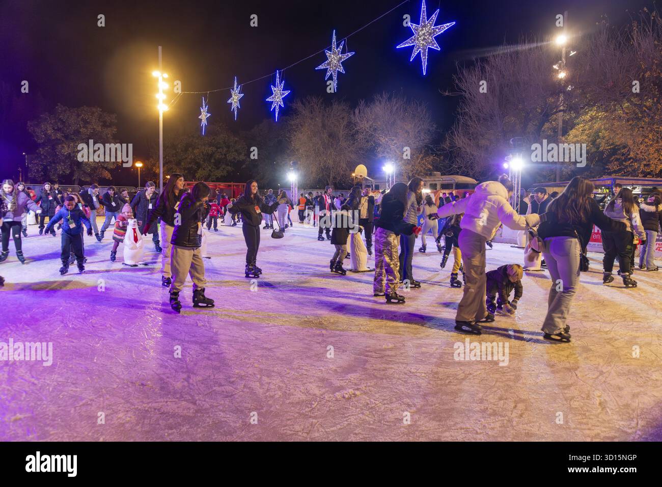 People skating under night sky hi-res stock photography and images - Alamy