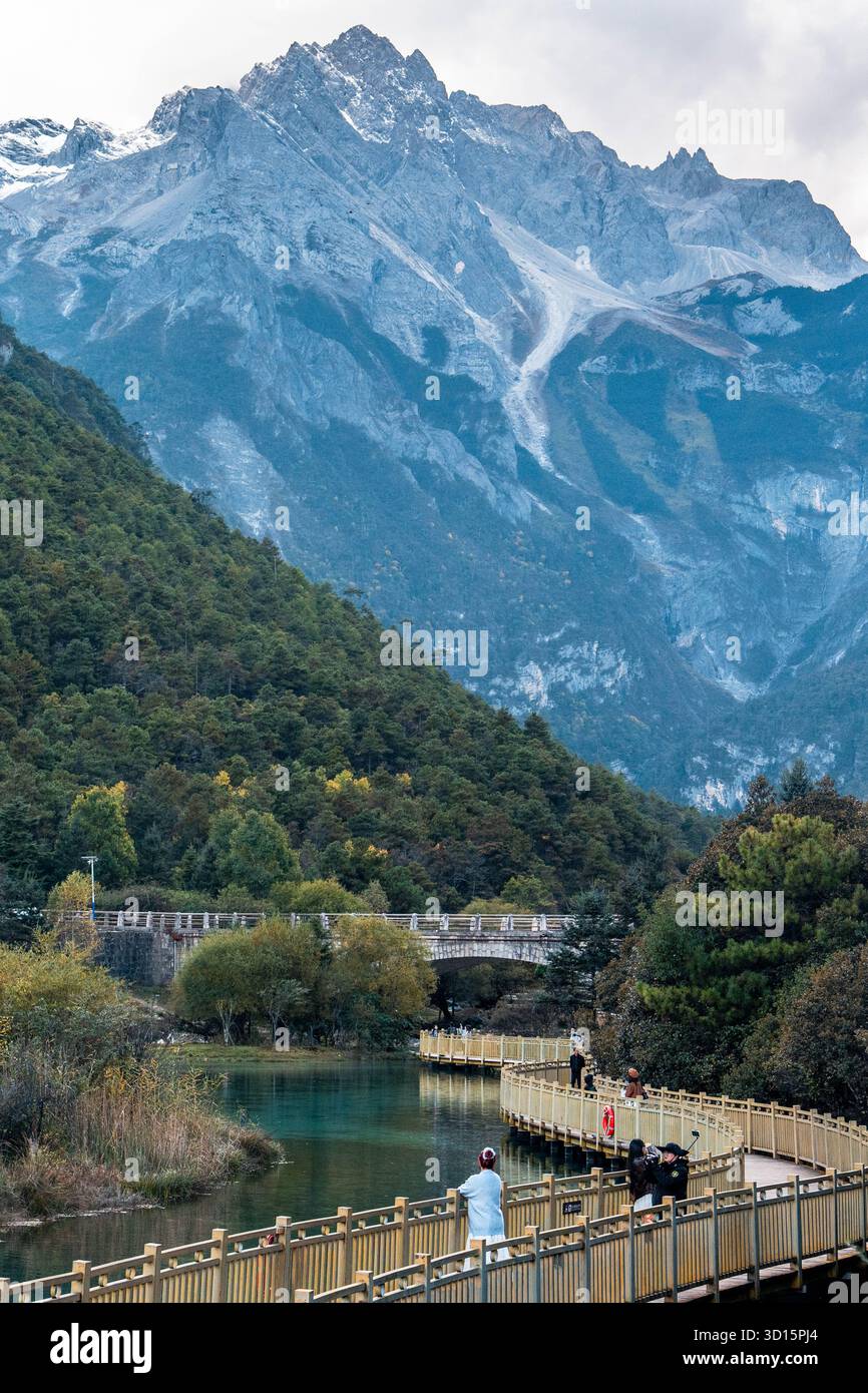 (251026) -- LIJIANG, Oct. 26, 2025 (Xinhua) -- Tourists visit the ...