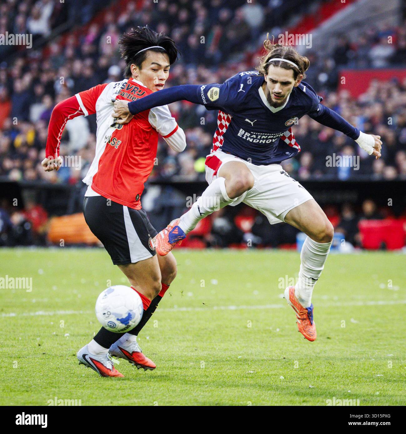 ROTTERDAM - (l-r) Ayase Ueda of Feyenoord and Yarek Gasiorowski of PSV ...