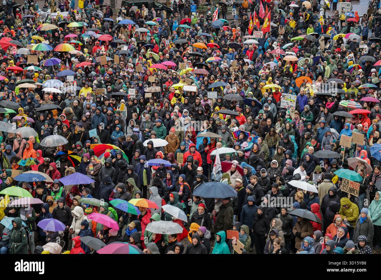 26 October 2025, Bremen: Numerous people take part in a rally against ...
