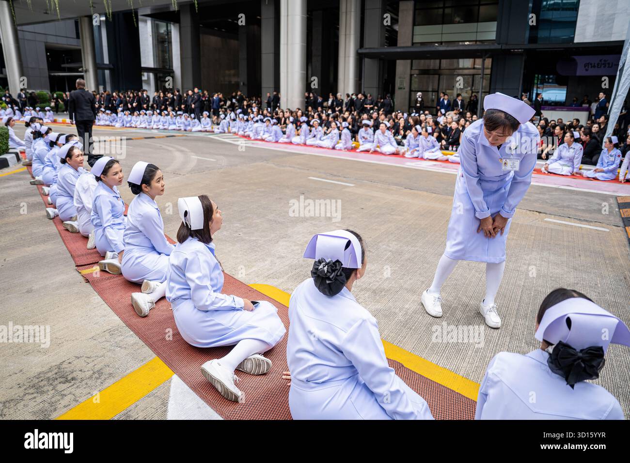 Nurses line up outside King Chulalongkorn Memorial Hospital to pay ...
