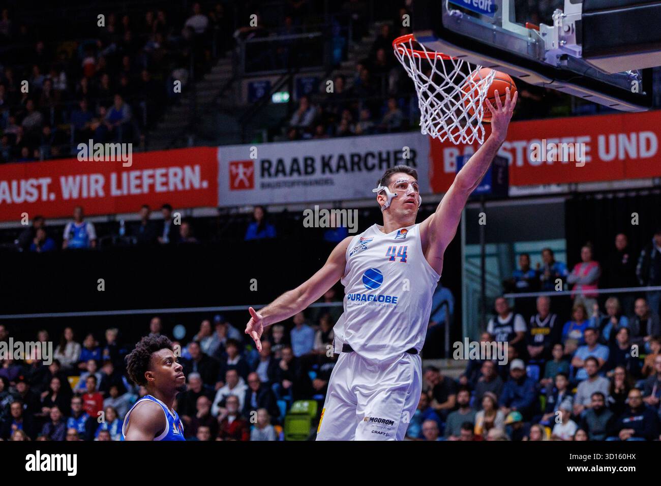 Jure Planinic (SYNTAINICS MBC, 44) mit einem Korbleger gegen Nahiem Alleyne (Frankfurt Skyliners ...