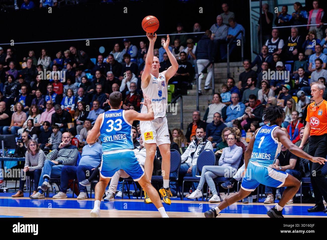 Collin Welp (SYNTAINICS MBC, 40) mit einem Dreier gegen Ryan Hawkins (Frankfurt Skyliners, 33 ...