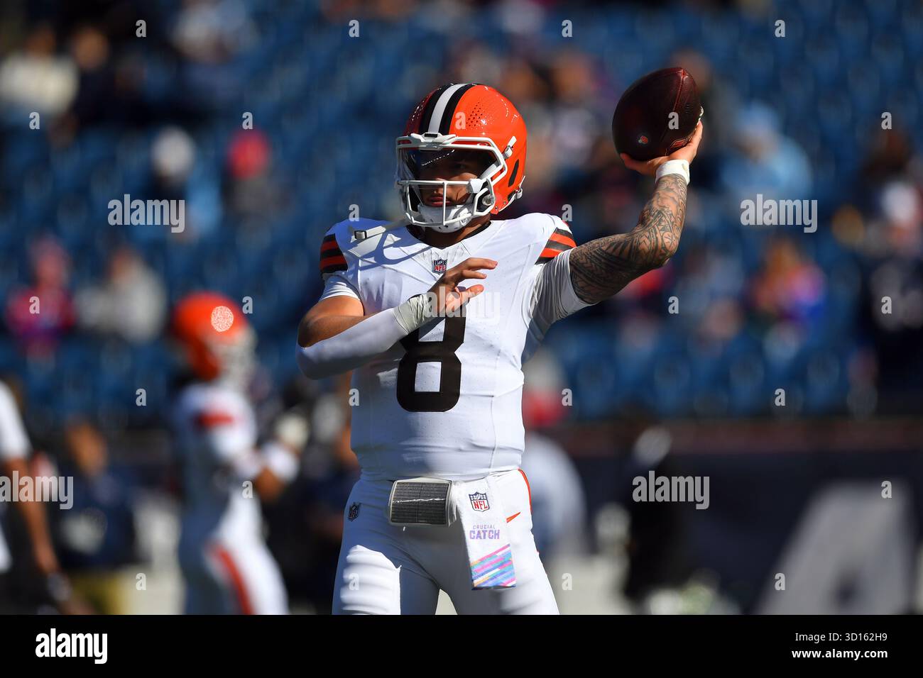 Cleveland Browns quarterback Dillon Gabriel warms up before an NFL ...