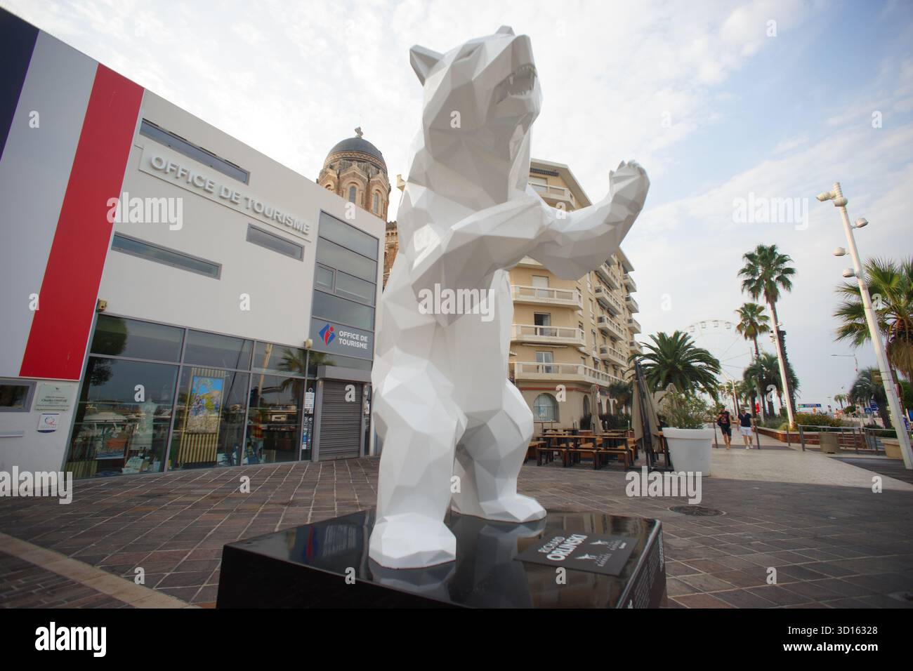 Saint Raphael, France - Richard Orlinski statue - bear Stock Photo - Alamy