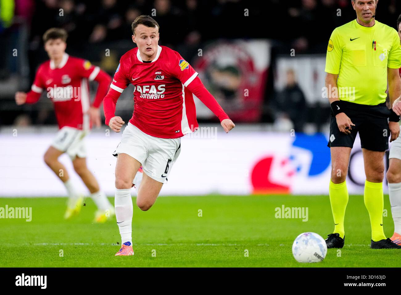 ALKMAAR, NETHERLANDS - OCTOBER 26: Peer Koopmeiners of AZ Alkmaar runs ...