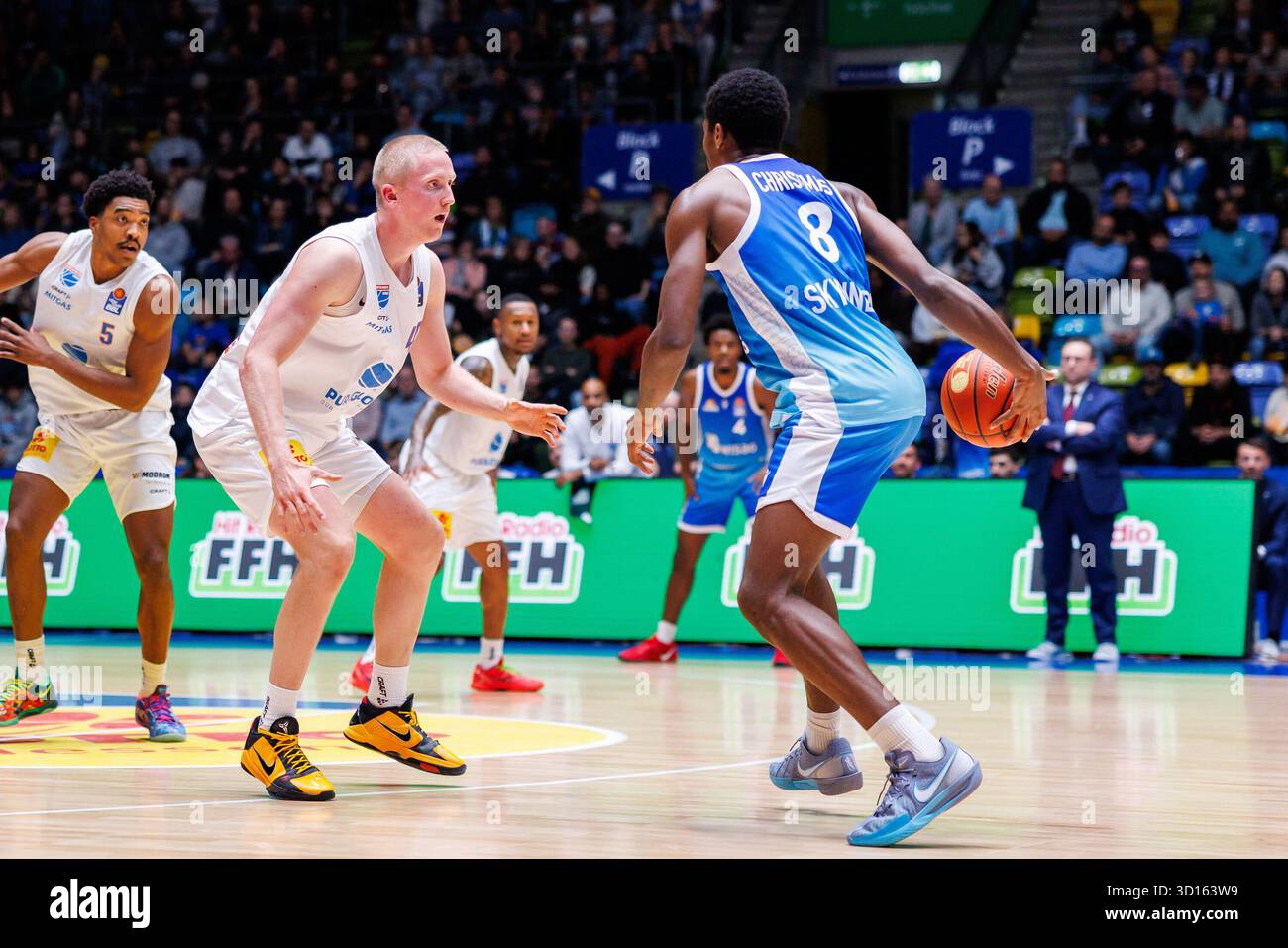 William Christmas (Frankfurt Skyliners, 8) mit Ball gegen Collin Welp ...