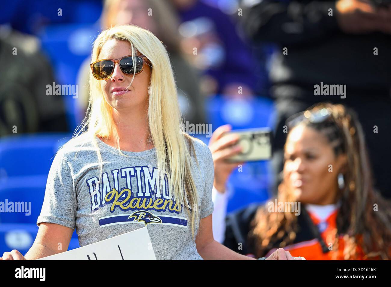 Baltimore Ravens (L) and Chicago Bears fans watch warmups at M&T Bank ...