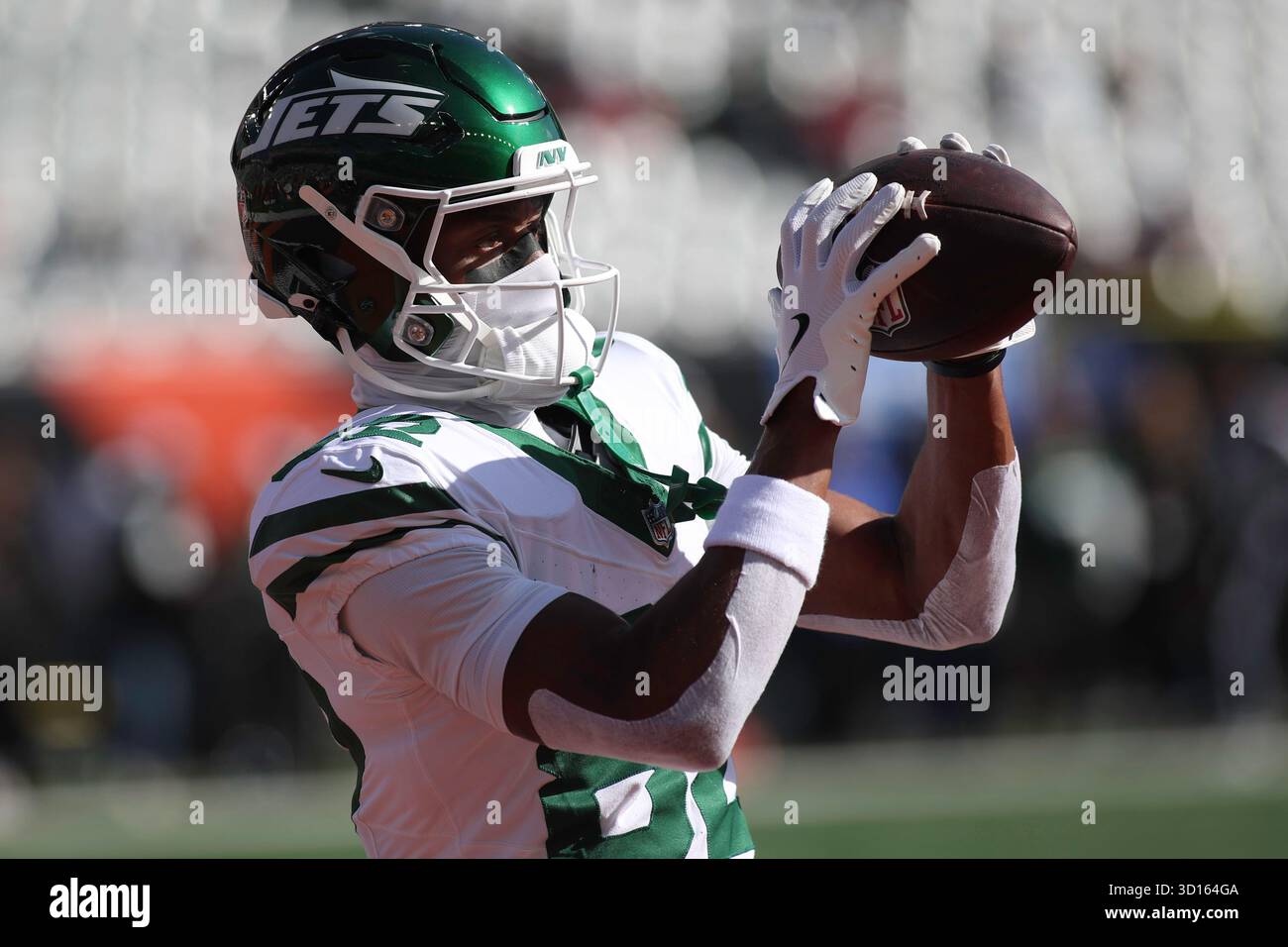 October 26, 2025: New York Jets WR Arian Smith warms up prior to WEEK 8 ...
