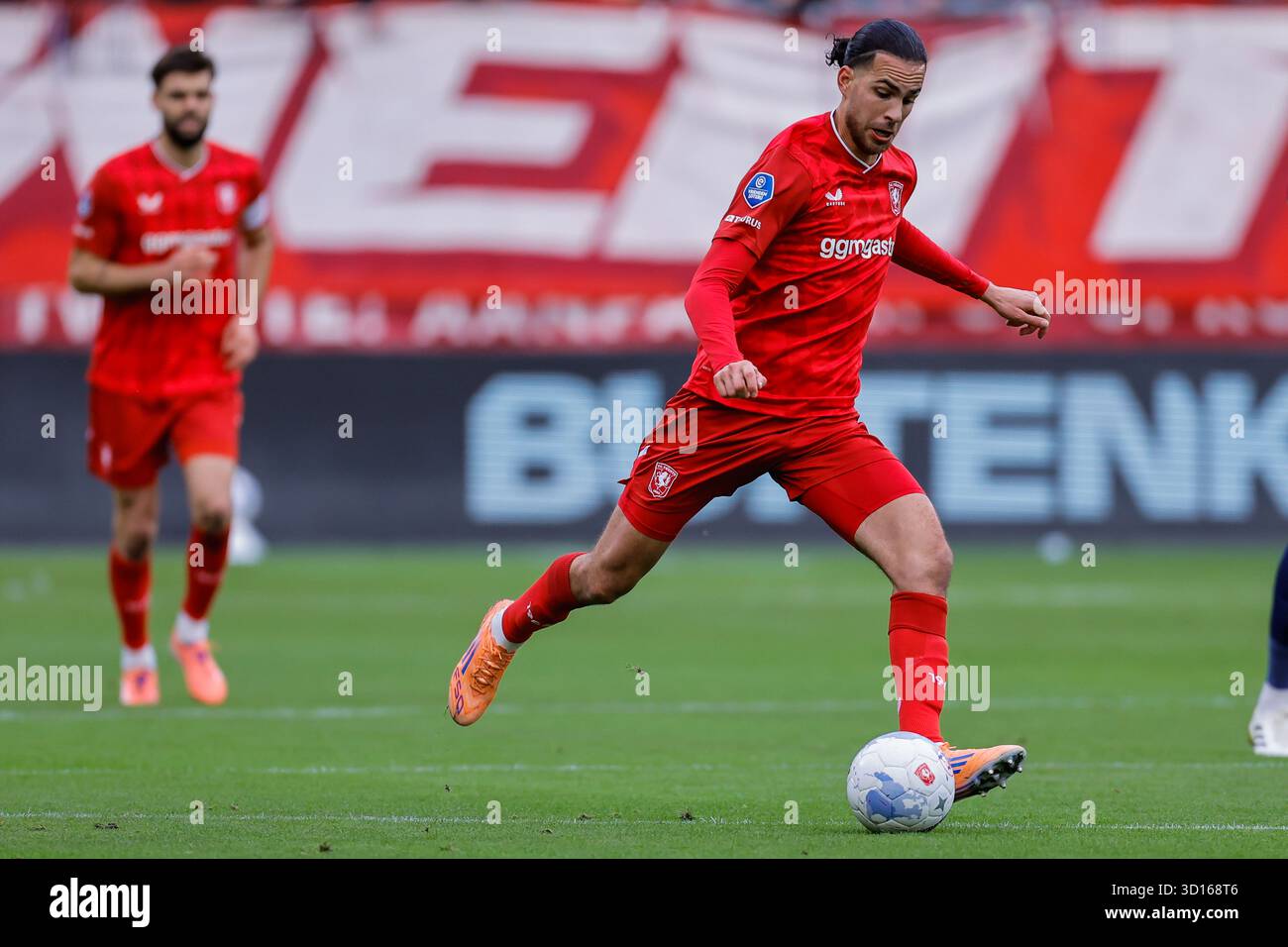 Enschede - Ramiz Zerrouki of FC Twente runs with the ball during the ...