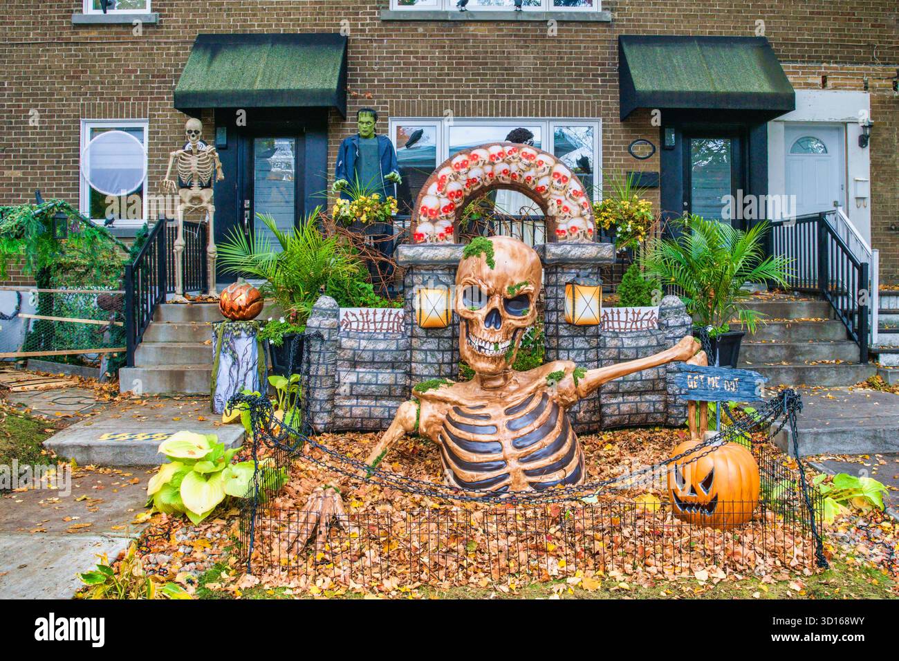 Front lawn displays halloween 2025 hi-res stock photography and images - Alamy