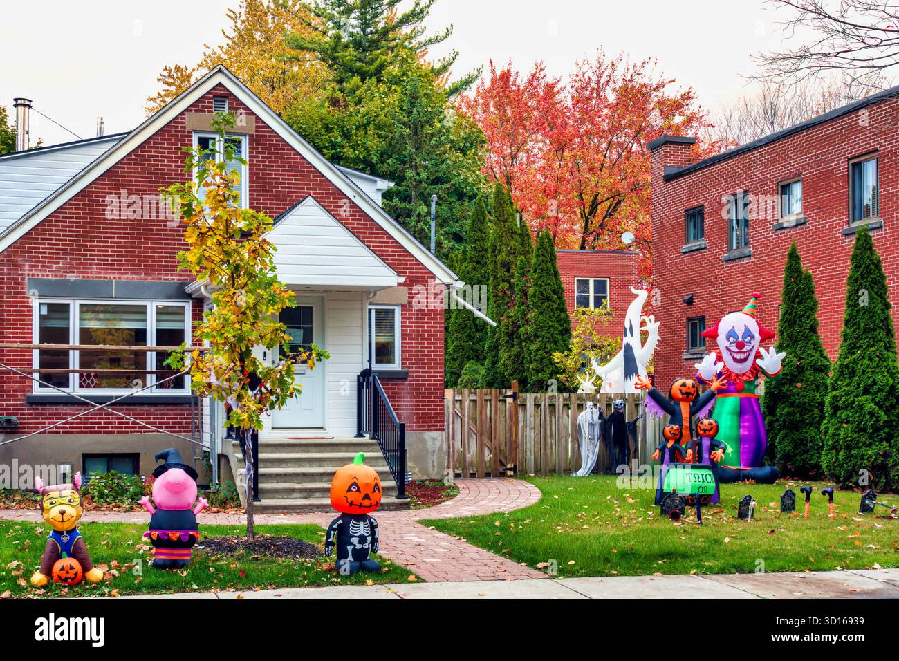 Full yard display halloween 2025 hi-res stock photography and images ...