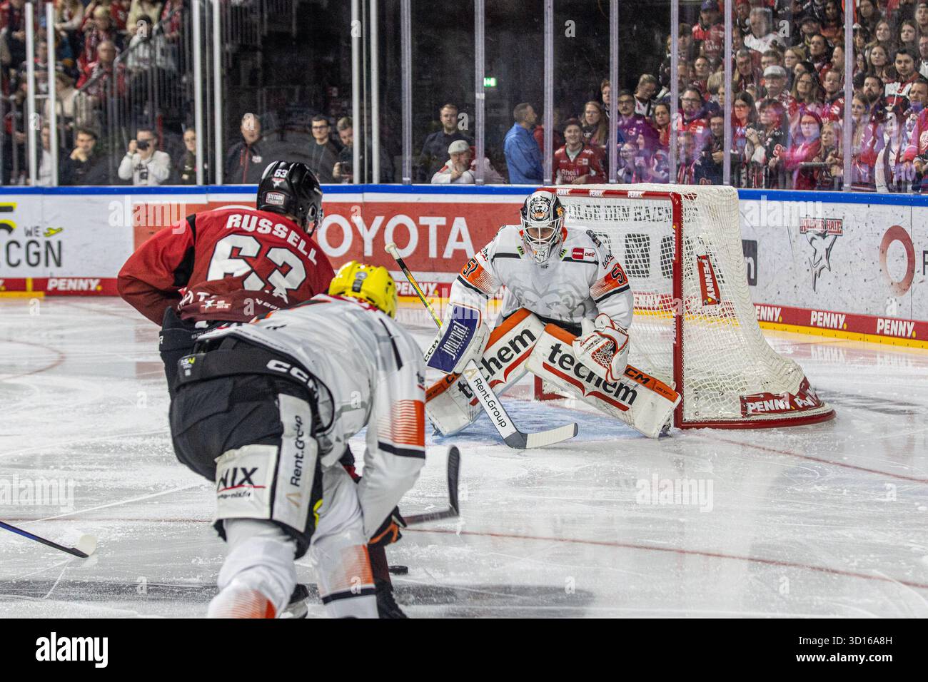 Cody Brenner (Loewen Frankfurt, #51) vs Patrick Russell (Koelner Haie ...