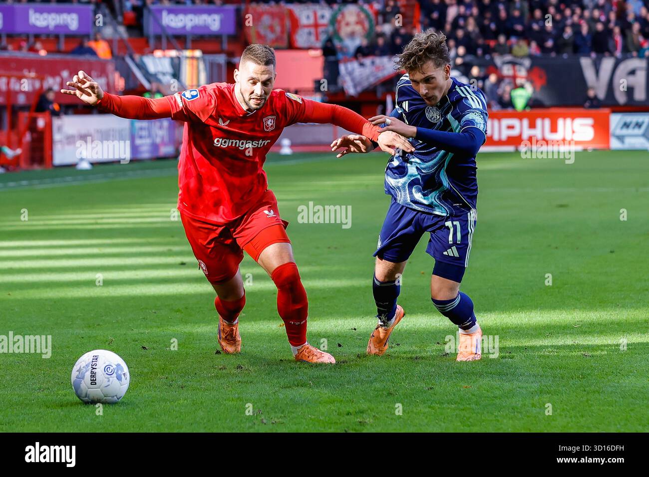 Enschede - Marko Pjaca of FC Twente battles for possession with Mika ...