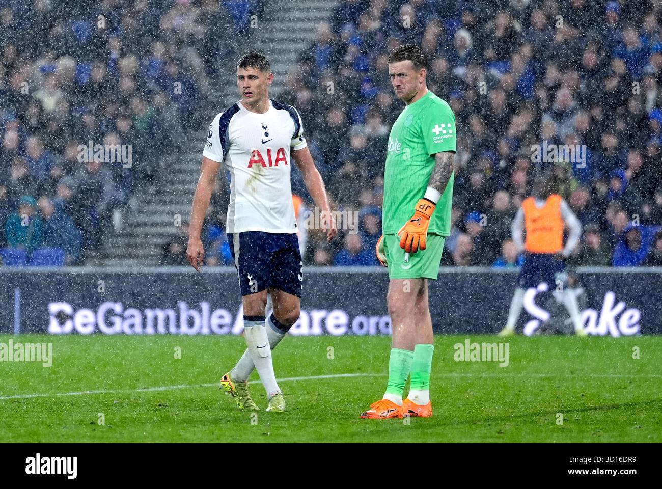 Tottenham Hotspur's Micky van de Ven and Everton goalkeeper Jordan ...