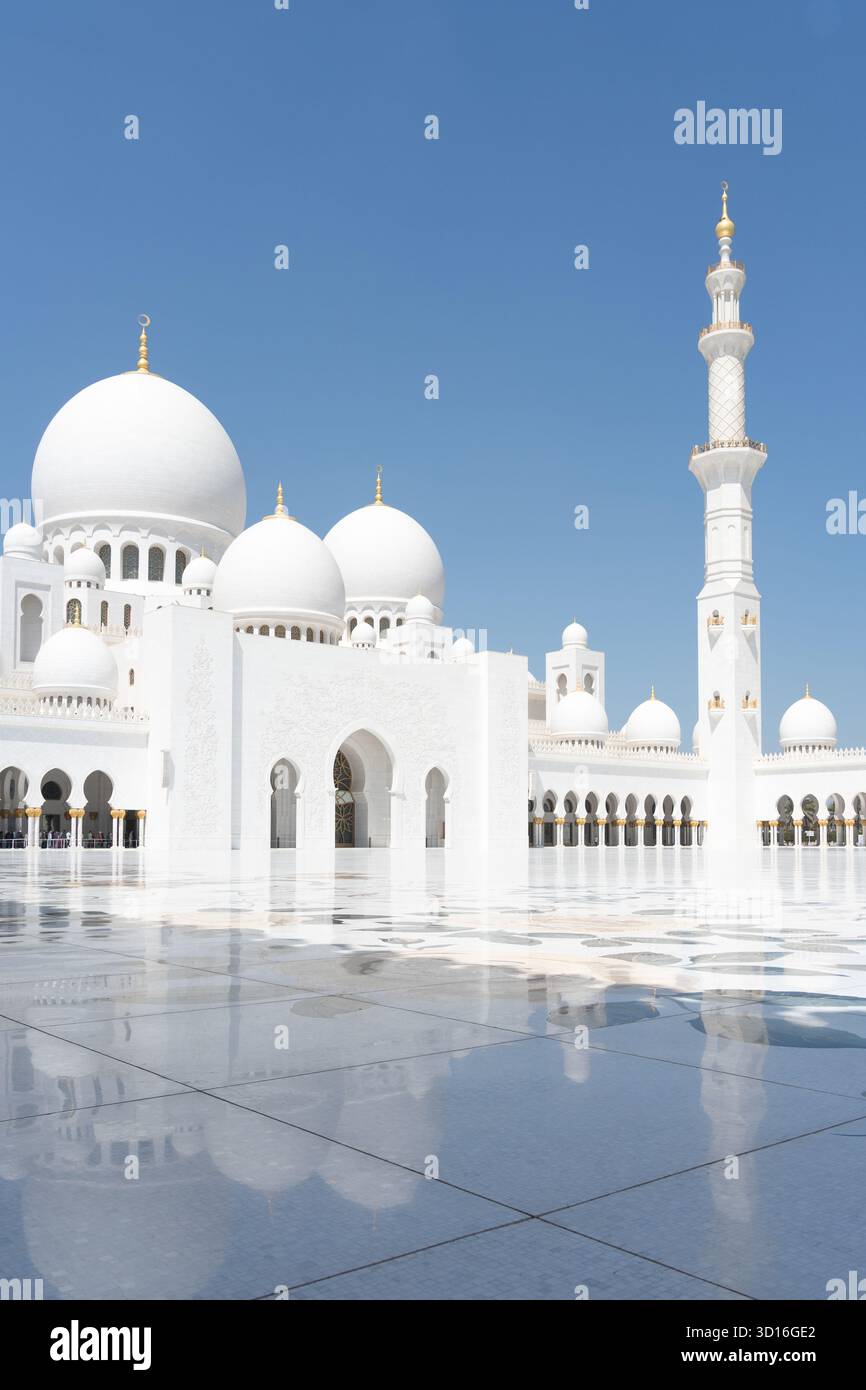 Vertical shot of beautiful white marble mosque with shiny square in ...