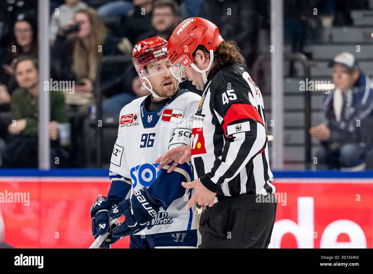 Tyson Spink (Schwenninger Wild Wings, #96) in Diskussion mit ...