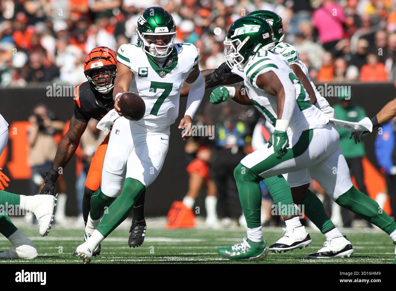 October 26, 2025: New York Jets QB Justin Fields (7) hands the ball off ...