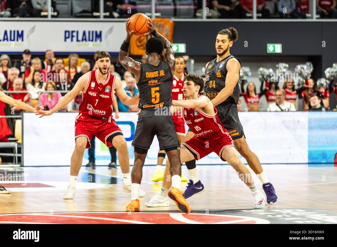 26.10.2025, BROSE Arena, Bamberg, GER, easy-Credit Basketball ...